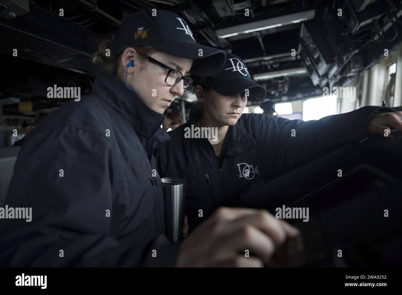 US-Streitkräfte. 180315KP948-076 MITTELMEER (15. März 2018) Fähnrich ...