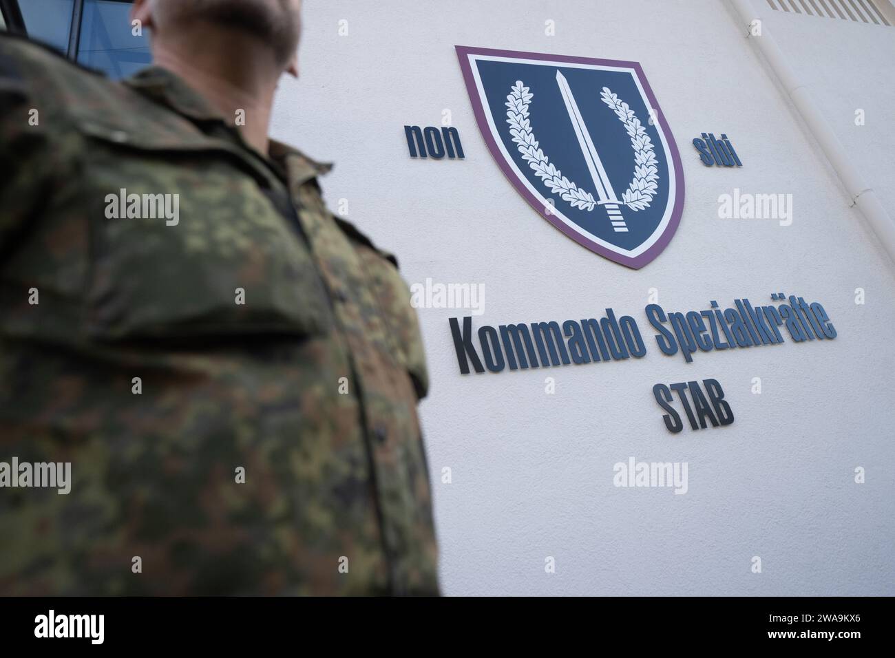 Calw, Deutschland. Dezember 2023. Ein Soldat steht vor dem Stab des ...
