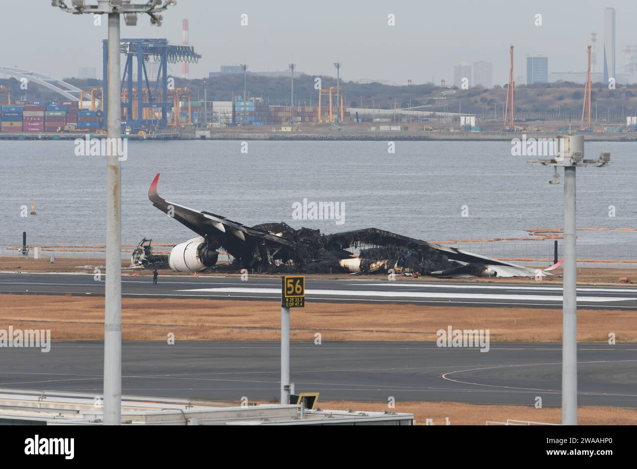 Tokio. Januar 2024. Dieses Foto, das am 3. Januar 2024 aufgenommen wurde, zeigt das Wrack des ...