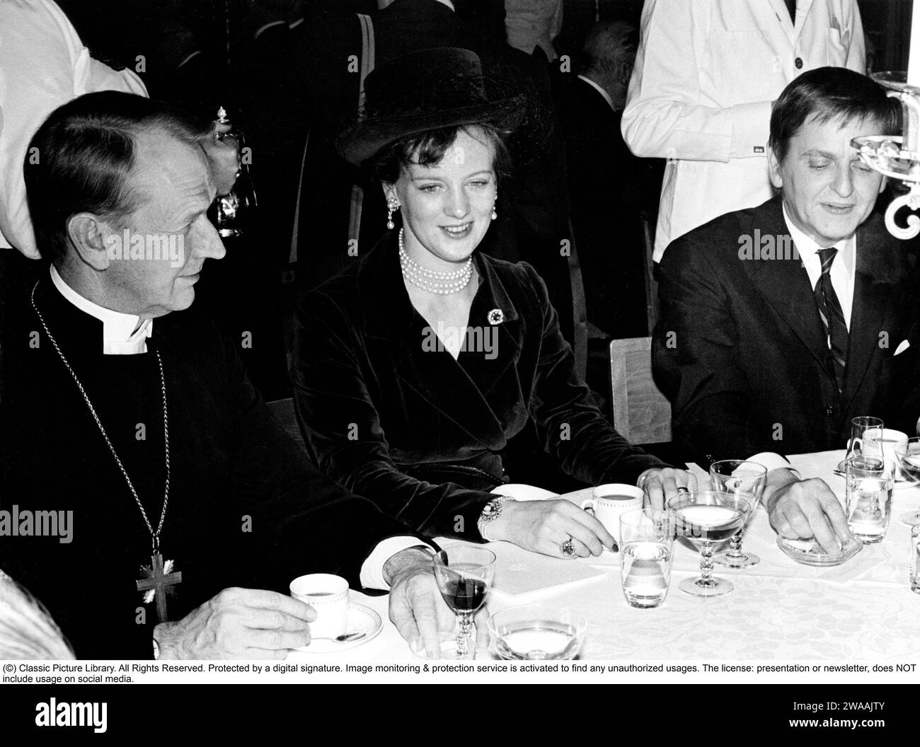 Margrethe II. Von Dänemark. Hier zusammen mit Erzbischof Olof Sundby ...