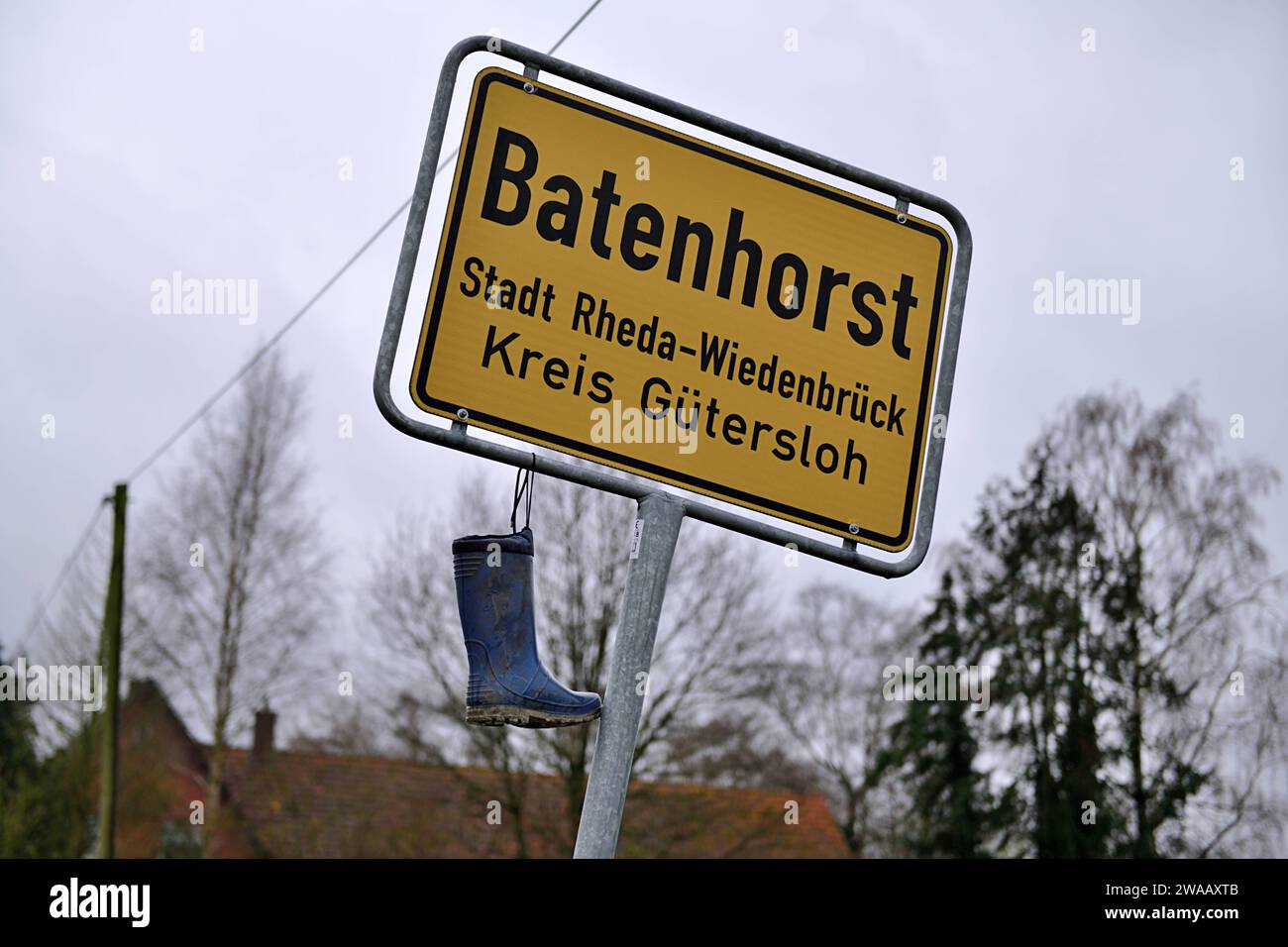 Warum Hangen Gummistiefel An Ortsschildern