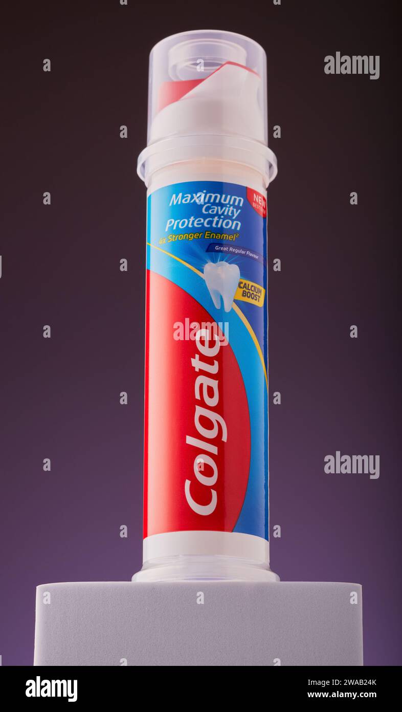 Colgate toothpaste advert -Fotos und -Bildmaterial in hoher Auflösung ...