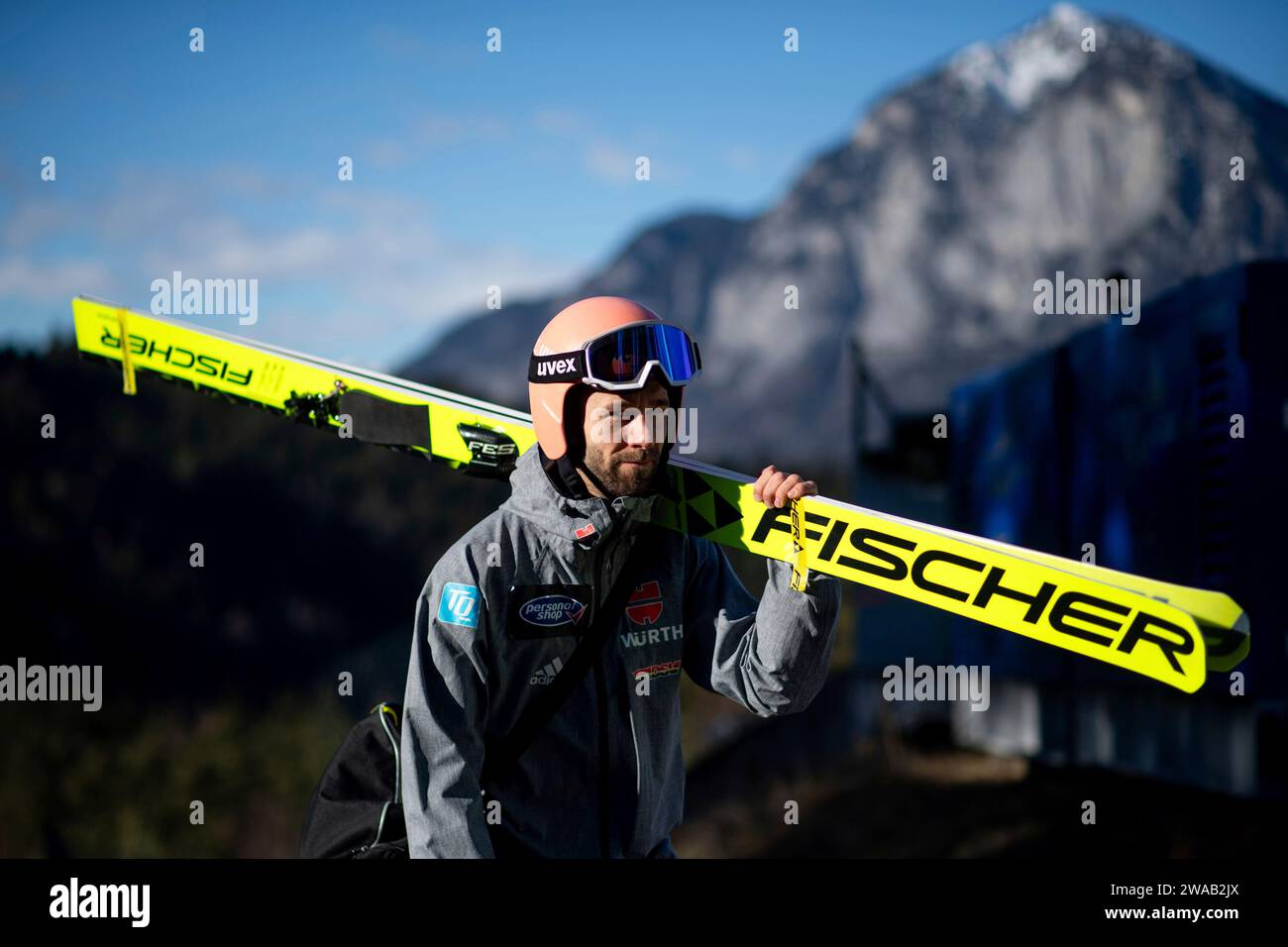 Pius Paschke (Deutschland, WSV Kiefersfelden) auf dem Weg zur Schanze ...