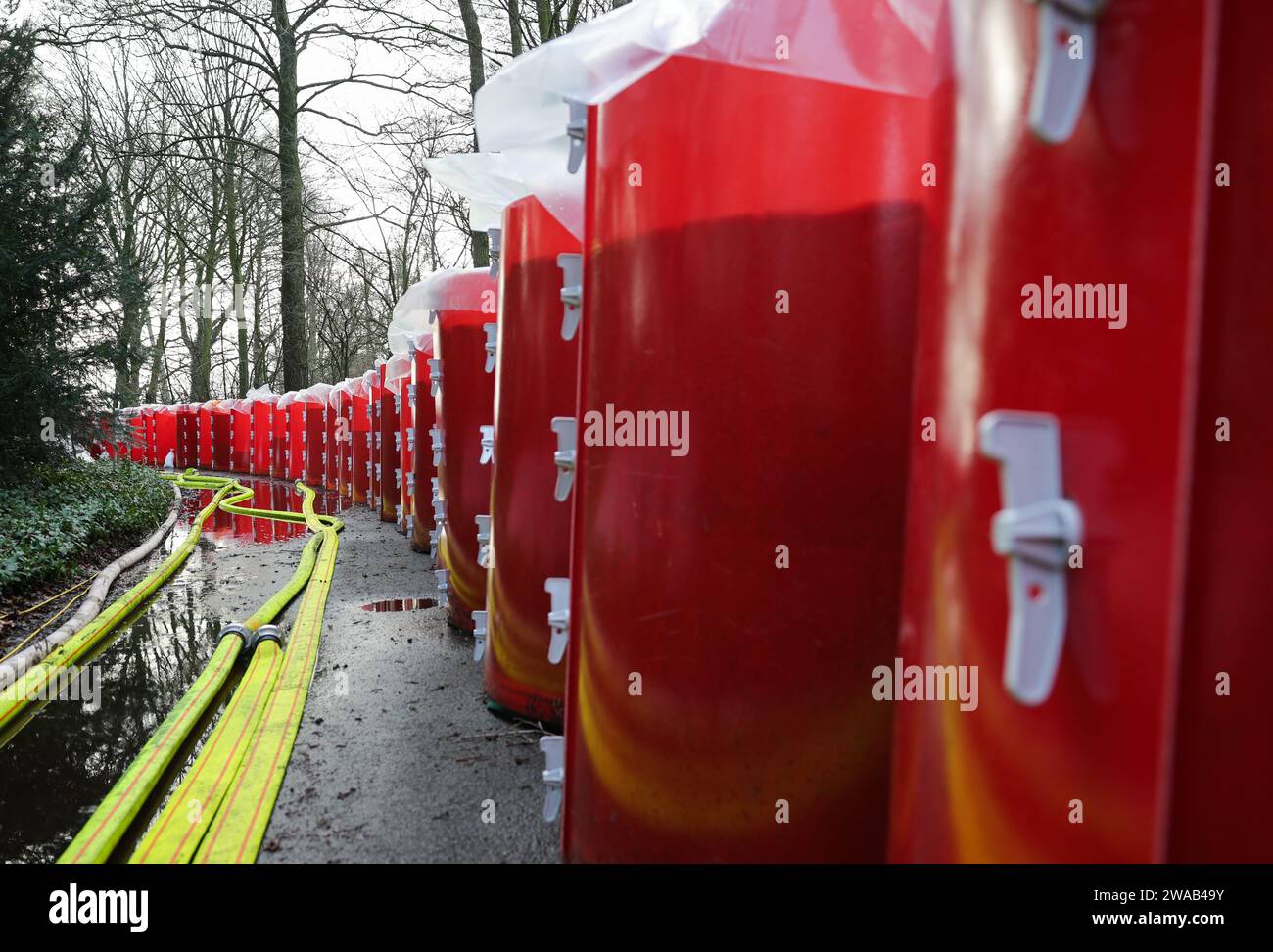 Oldenburg, Deutschland. Januar 2024. Elemente eines mobilen Notdeichs ...