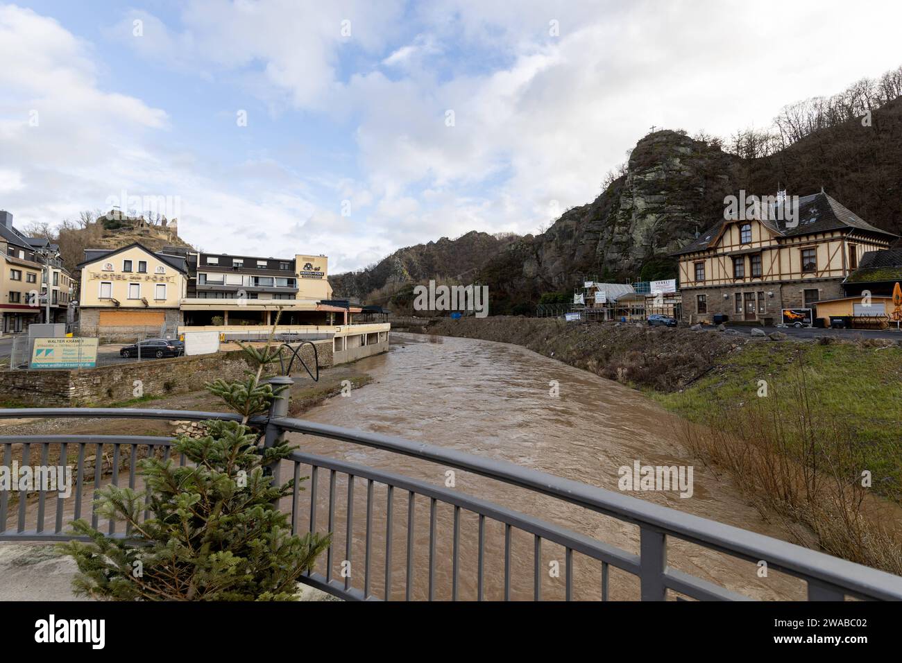 Steigende Pegel an der Ahr im Wiederaufbau befindlichen Ort Altenahr ...
