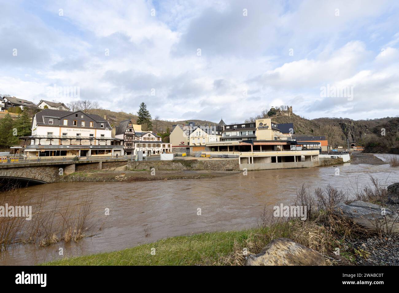 Steigende Pegel an der Ahr im Wiederaufbau befindlichen Ort Altenahr ...