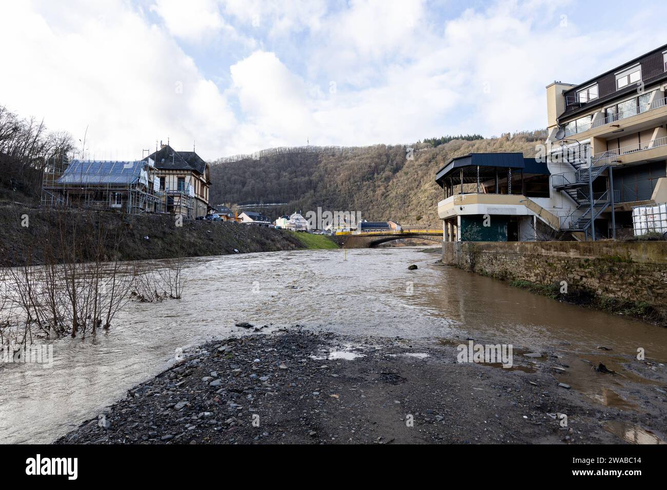 Steigende Pegel an der Ahr im Wiederaufbau befindlichen Ort Altenahr ...