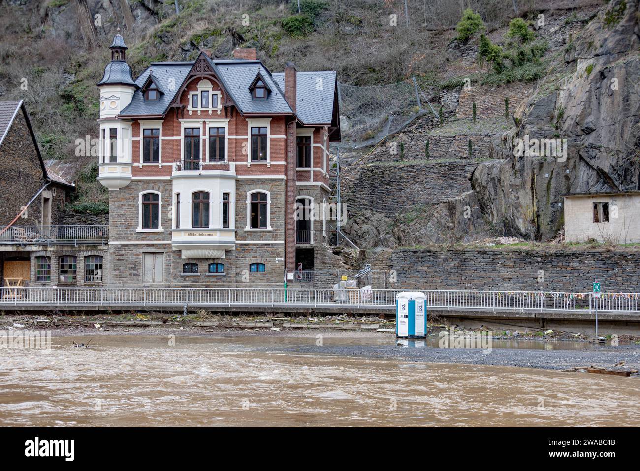 Steigende Pegel an der Ahr im Wiederaufbau befindlichen Ort Altenahr ...