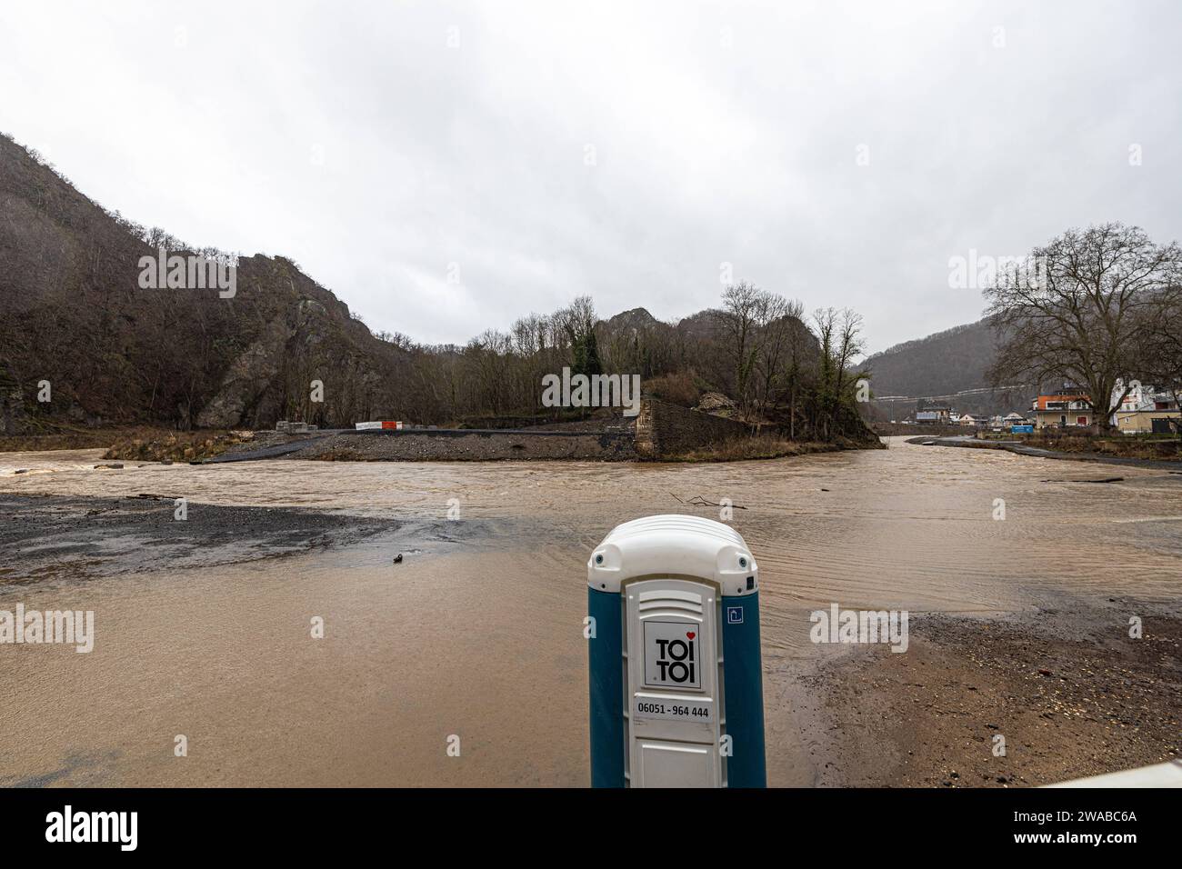 Steigende Pegel an der Ahr im Wiederaufbau befindlichen Ort Altenahr ...