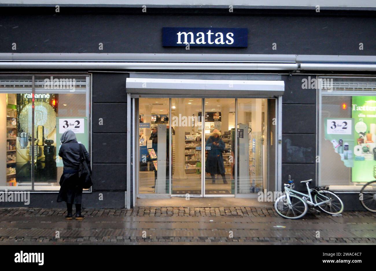 Kopenhagen, Dänemark /03 Januar 2024/. Die Leute laufen am Matas Store ...