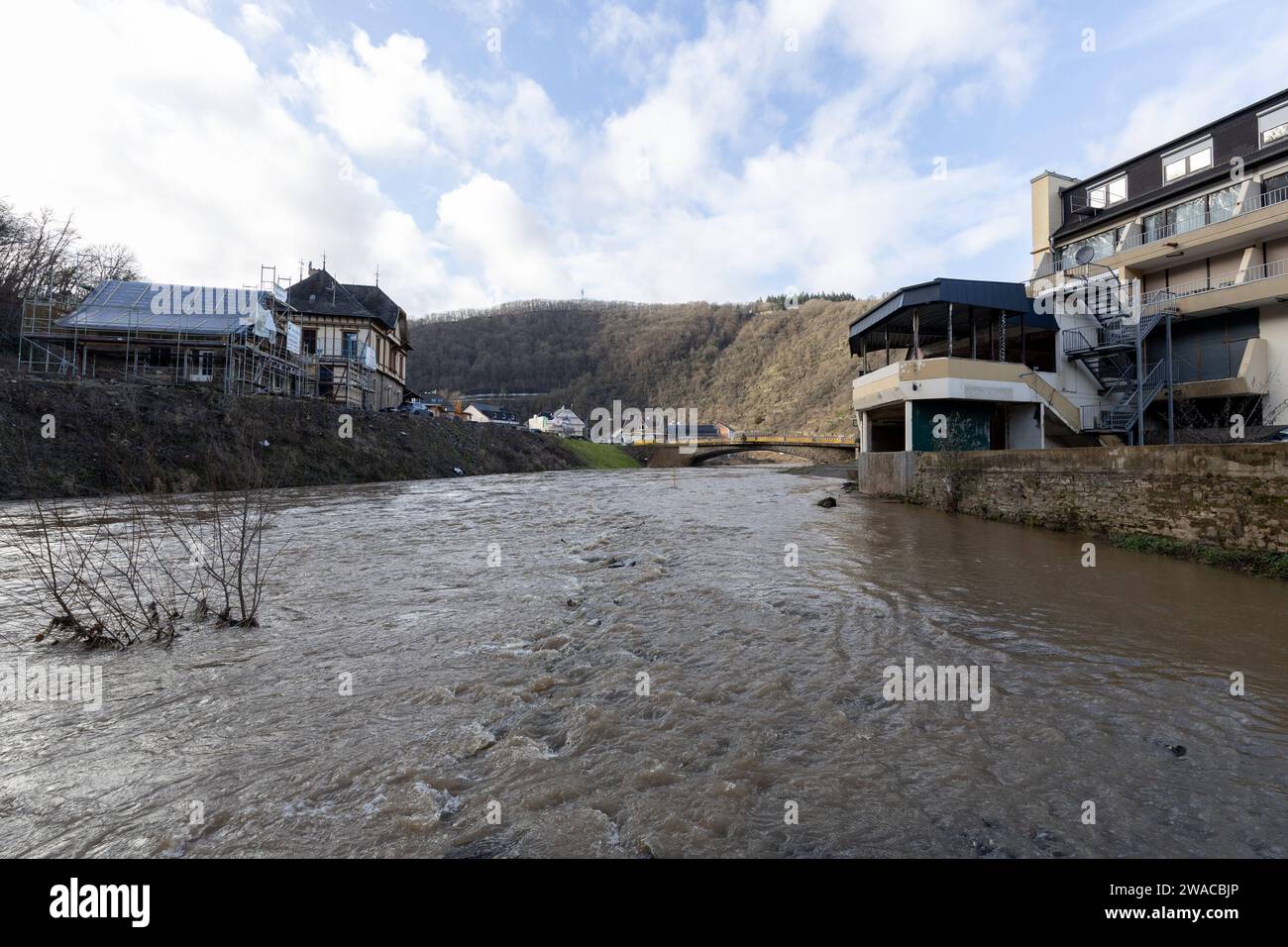 Steigende Pegel an der Ahr im Wiederaufbau befindlichen Ort Altenahr ...