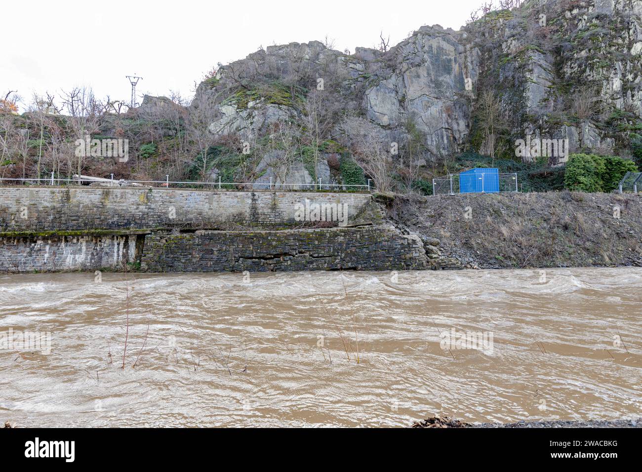 Riss in einer Mauer, der durch die Flutkastastrophe 2021 entstanden ist - Steigende Pegel an der ...