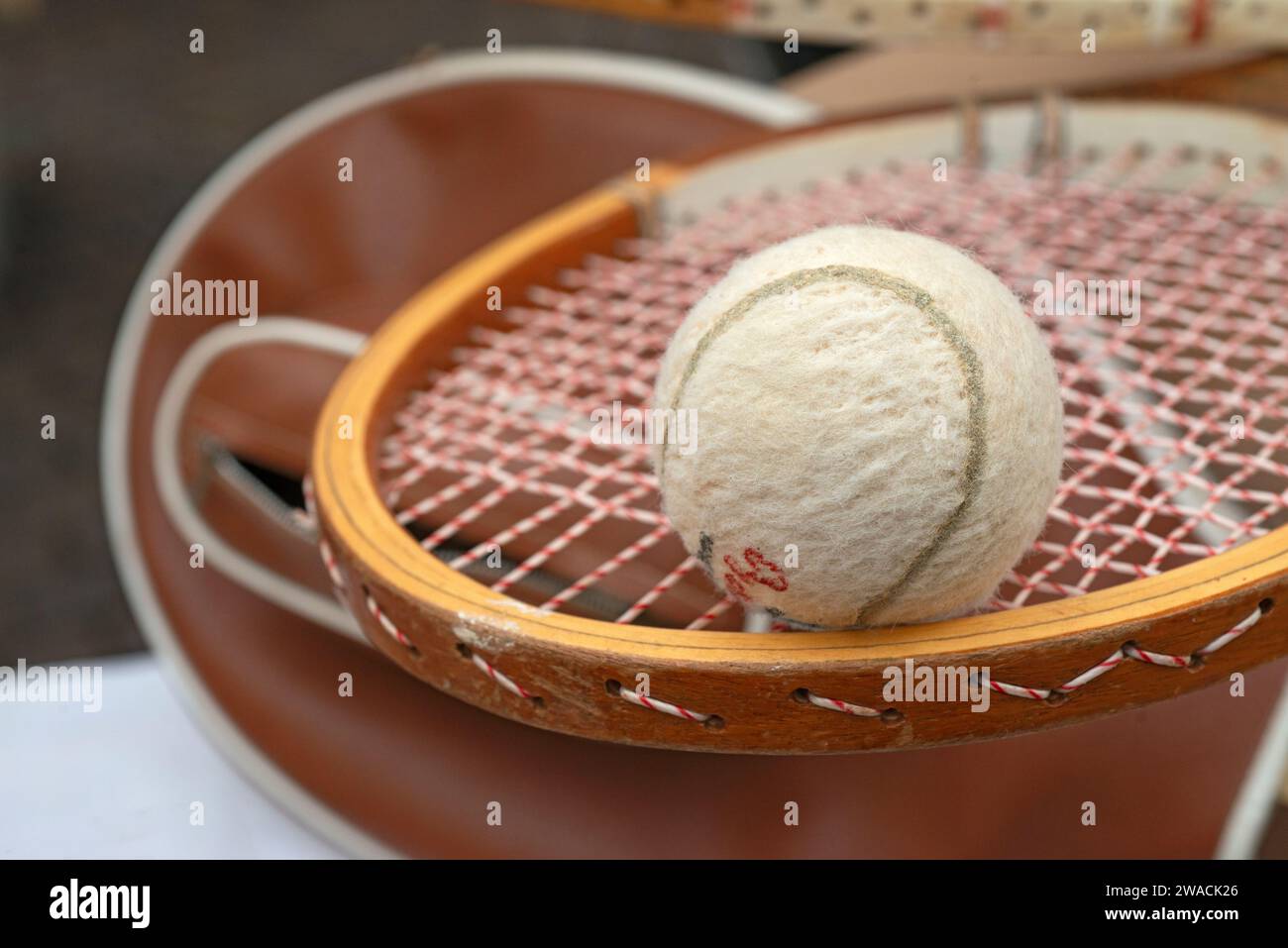 Tennisschläger aus holz -Fotos und -Bildmaterial in hoher Auflösung – Alamy