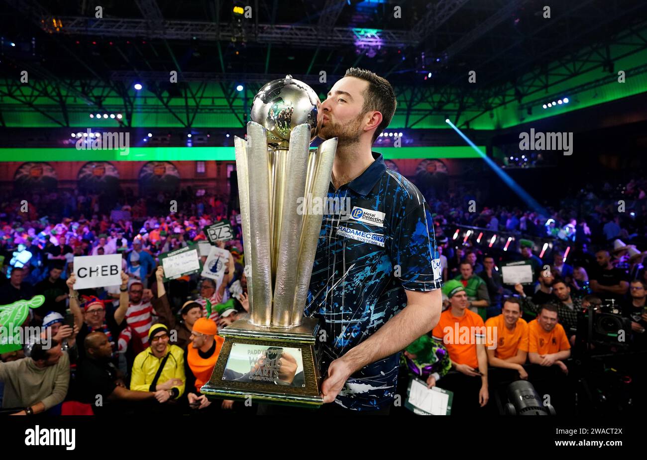 Luke Humphries feiert mit der Trophäe, nachdem er das Finale der Paddy ...