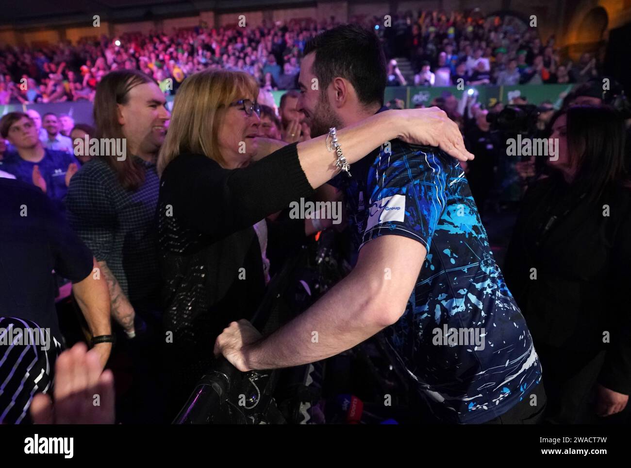 Luke Humphries feiert mit seiner Familie, nachdem er das Finale der ...