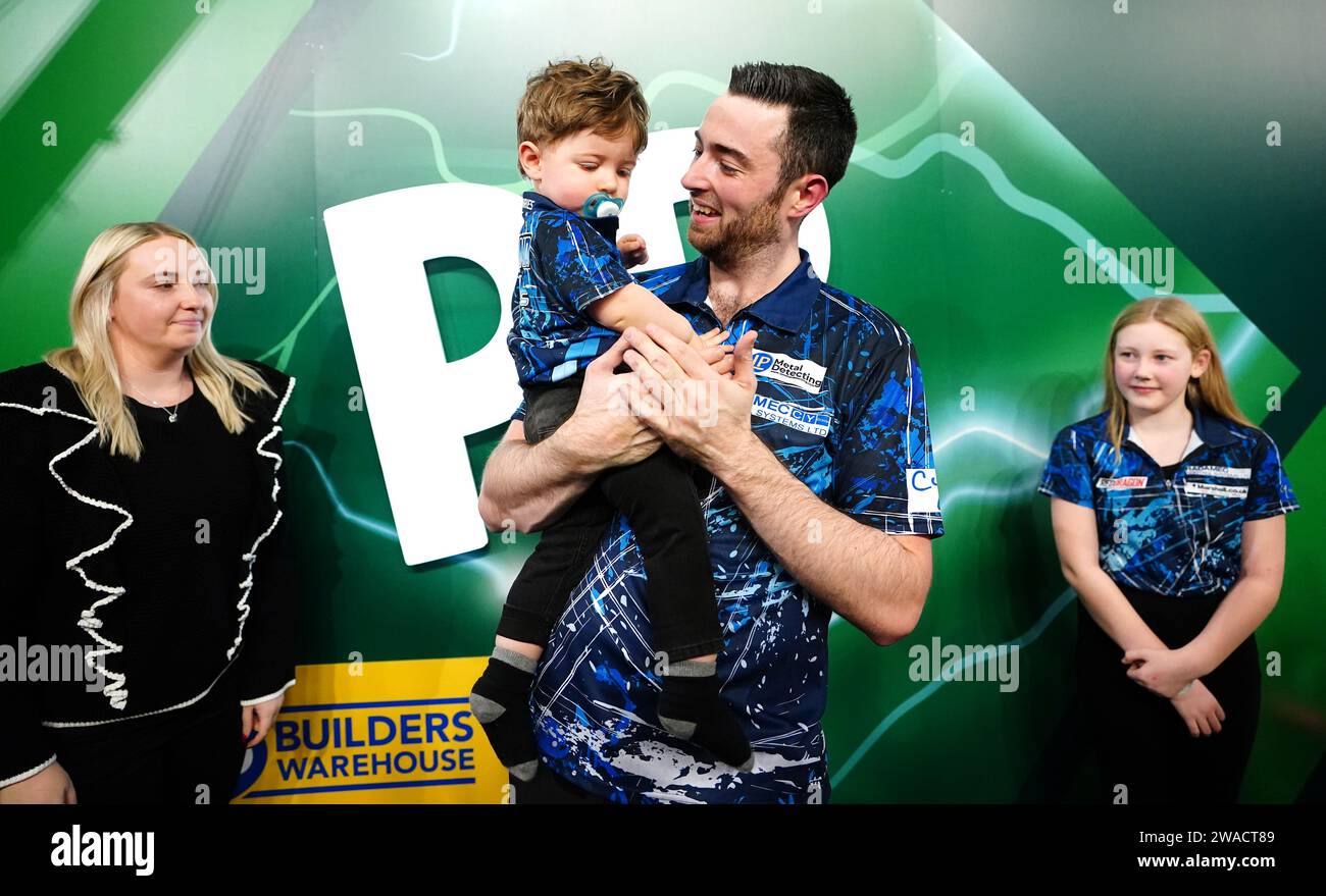 Luke Humphries feiert mit seiner Familie, nachdem er das Finale der ...