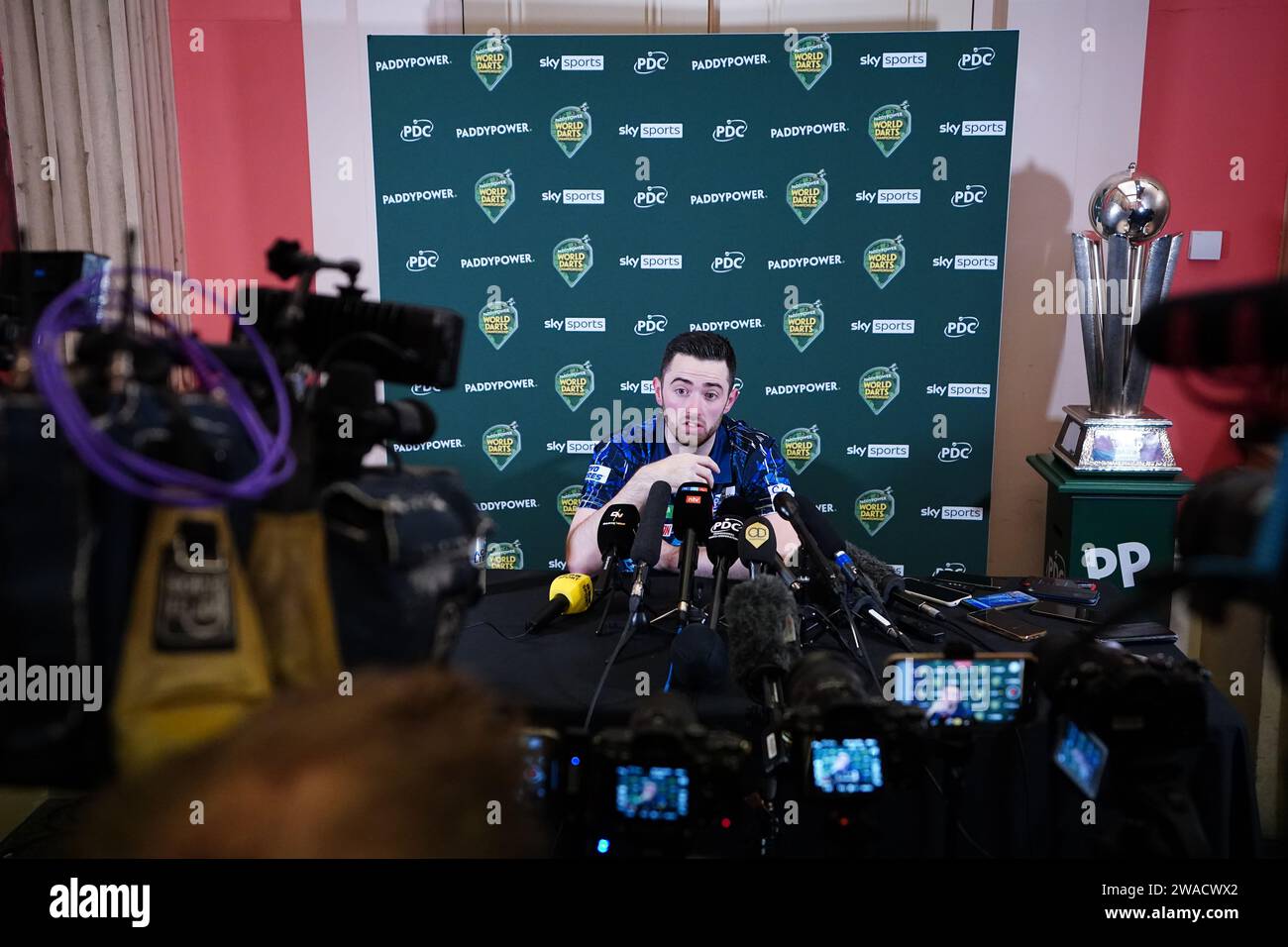 Luke Humphries spricht mit den Medien, nachdem er Luke Litttler (nicht ...