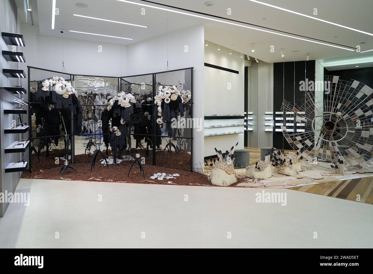 SINGAPUR - 5. NOVEMBER 2023: Innenaufnahme des Gentle Monster Store in den Shoppes at Marina Bay ...