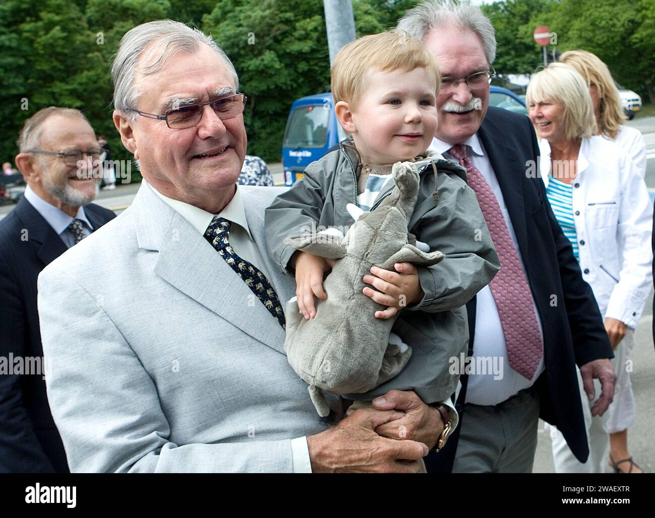 Dateifoto - Prinz Henrik und Prinz Christian im Kopenhagener Zoo ...