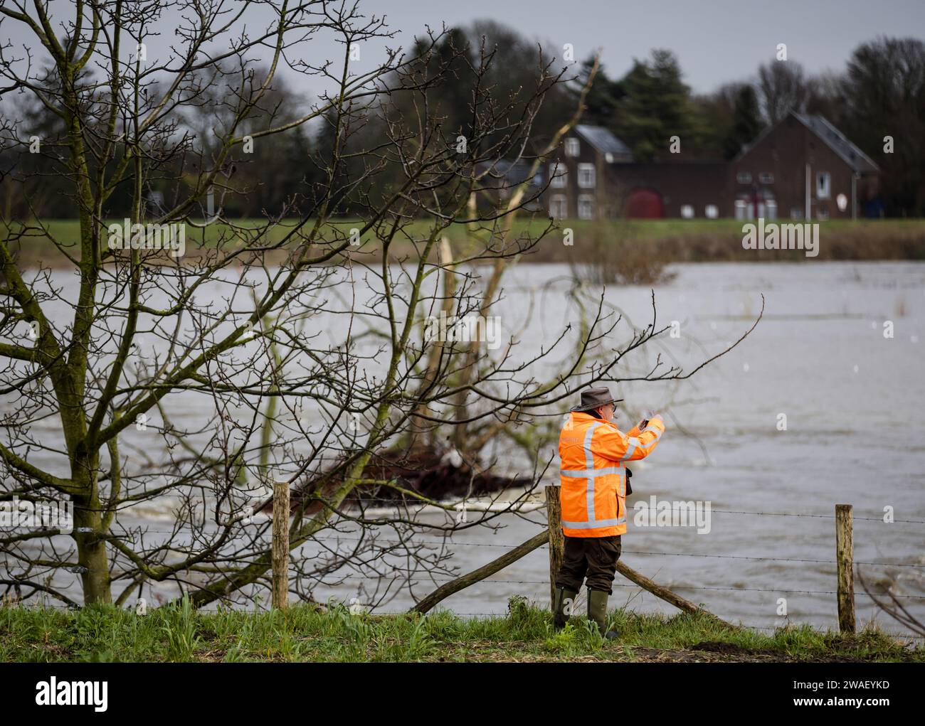 MAASTRICHT - Ein Deich überwacht die Hochwassersituation in den Maas ...