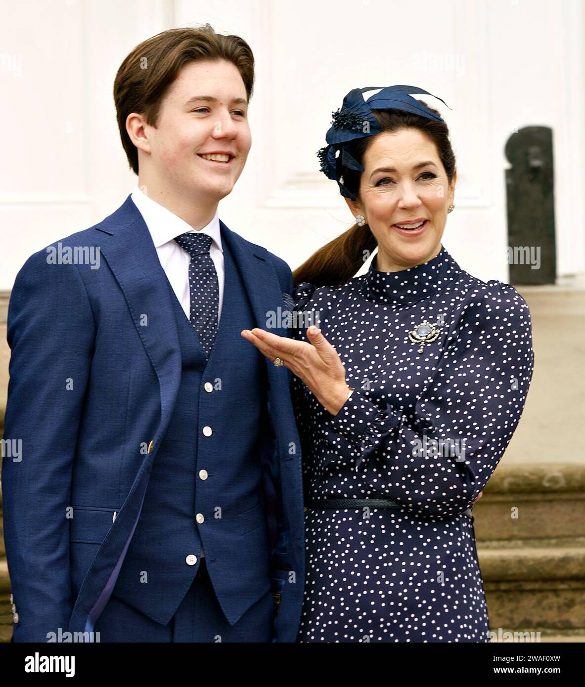 Dateifoto - Prinz Christian posiert für die Presse neben seiner Mutter ...
