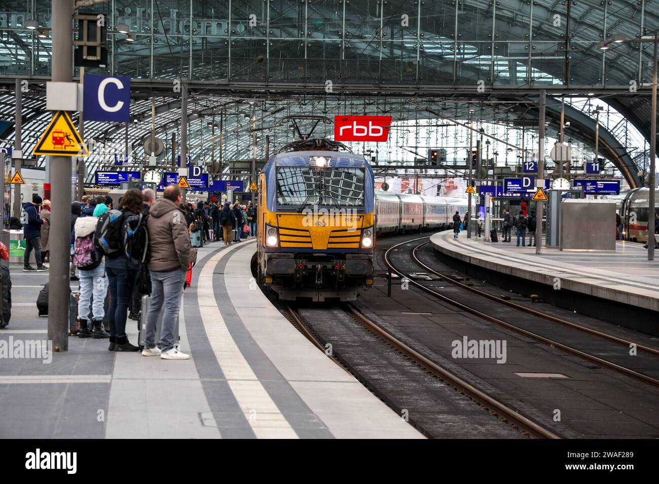 Eisenbahnverkehr - Berlin Hauptbahnhof - Einfahrt des Intercity Zug nach Amsterdam Centraal. Die ...