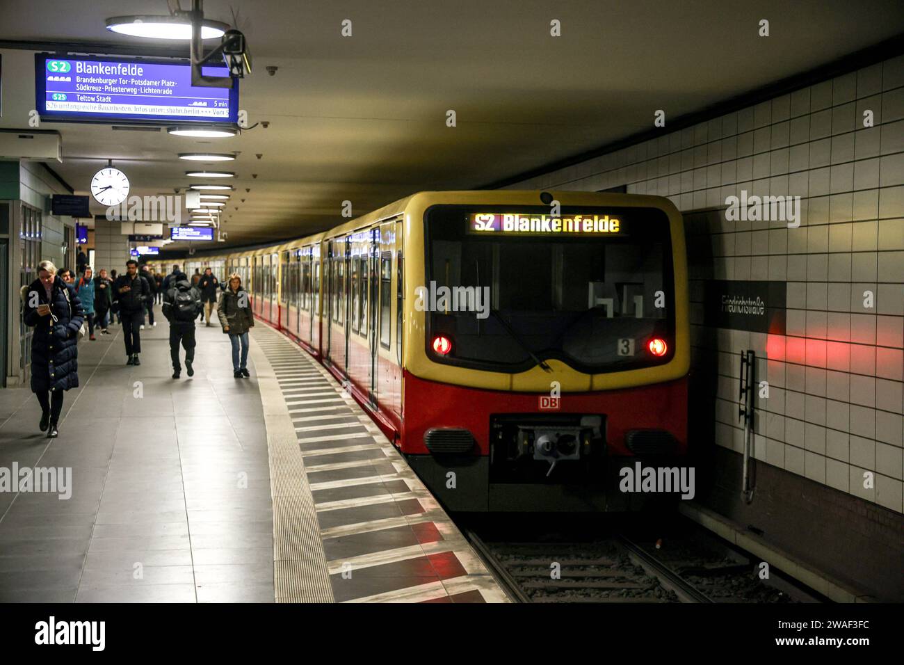 Eisenbahnverkehr am Bahnhof Berlin Friedrichstraße - S-Bahn Zug der S ...