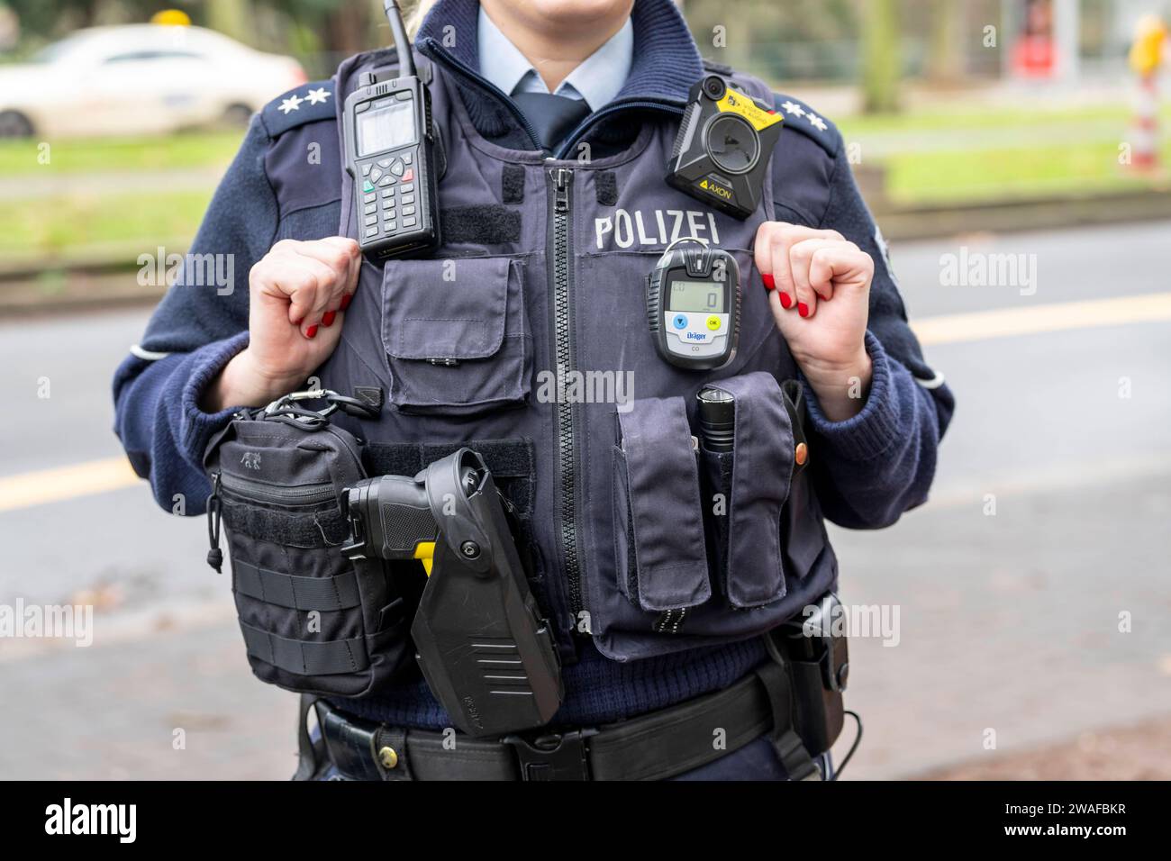 Polizei, Polizistin mit Ausrüstungsweste, CO Messgerät, oben eine ...
