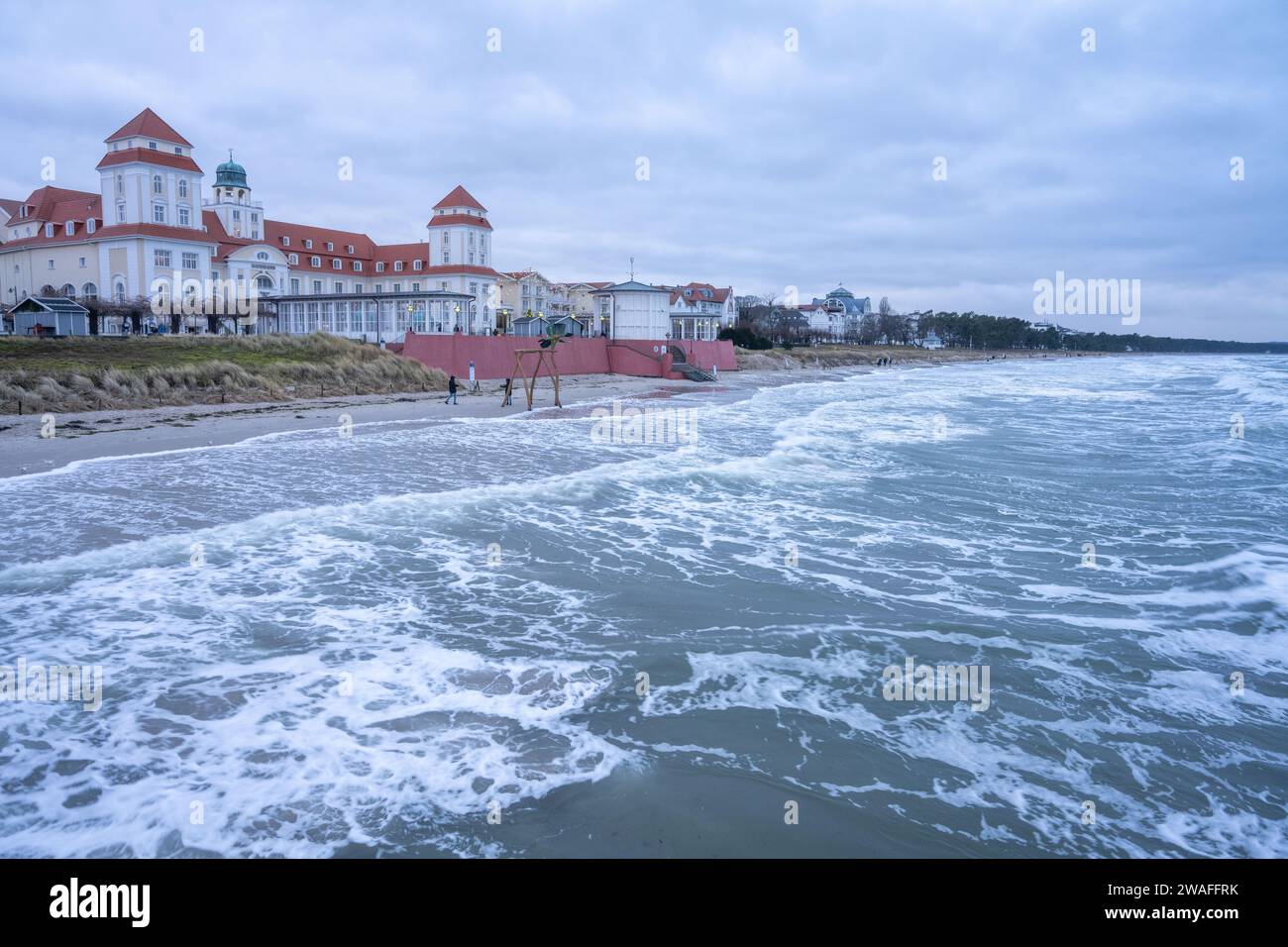 Binz, Deutschland. Januar 2024. Wellen treffen den Ostseestrand. Die ...