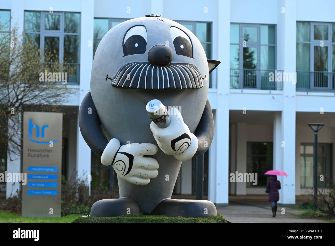 Onkel Otto vor dem Hessischen Rundfunk in der Bertramwiese 8 in ...