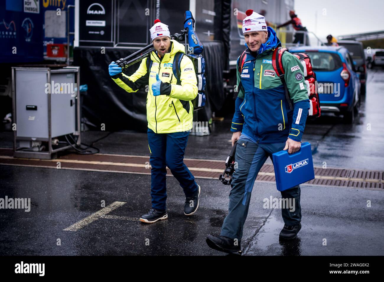 Trainer der tschechischen Biathlonmannschaft Matthew Emmons (USA) und ...