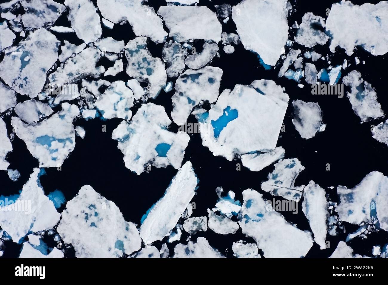 Blick aus der Vogelperspektive über Meereis / Treibeis / Eisschollen ...