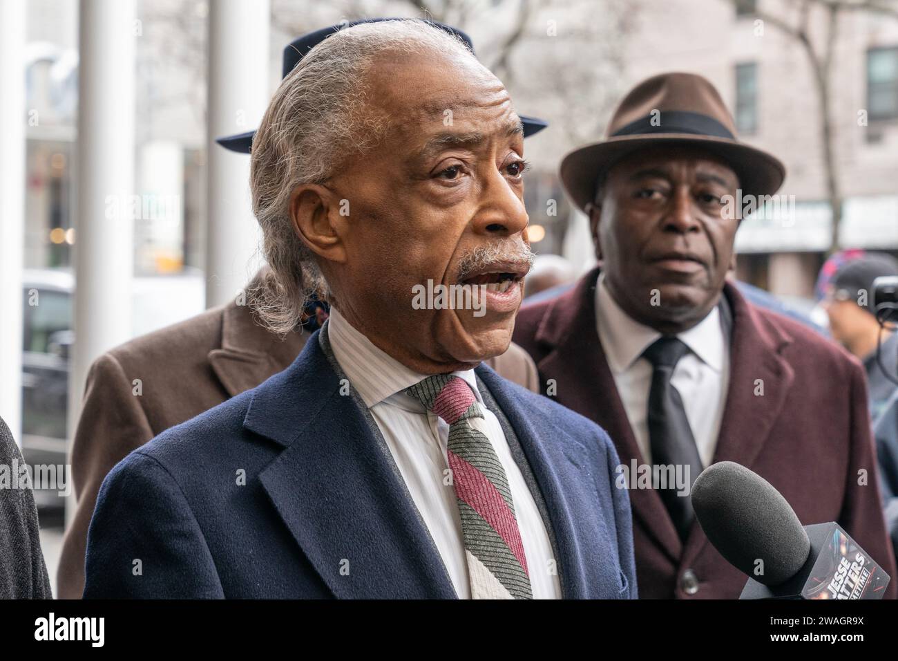 Reverend Al Sharpton spricht mit den Medien vor dem Büro der Bill ...