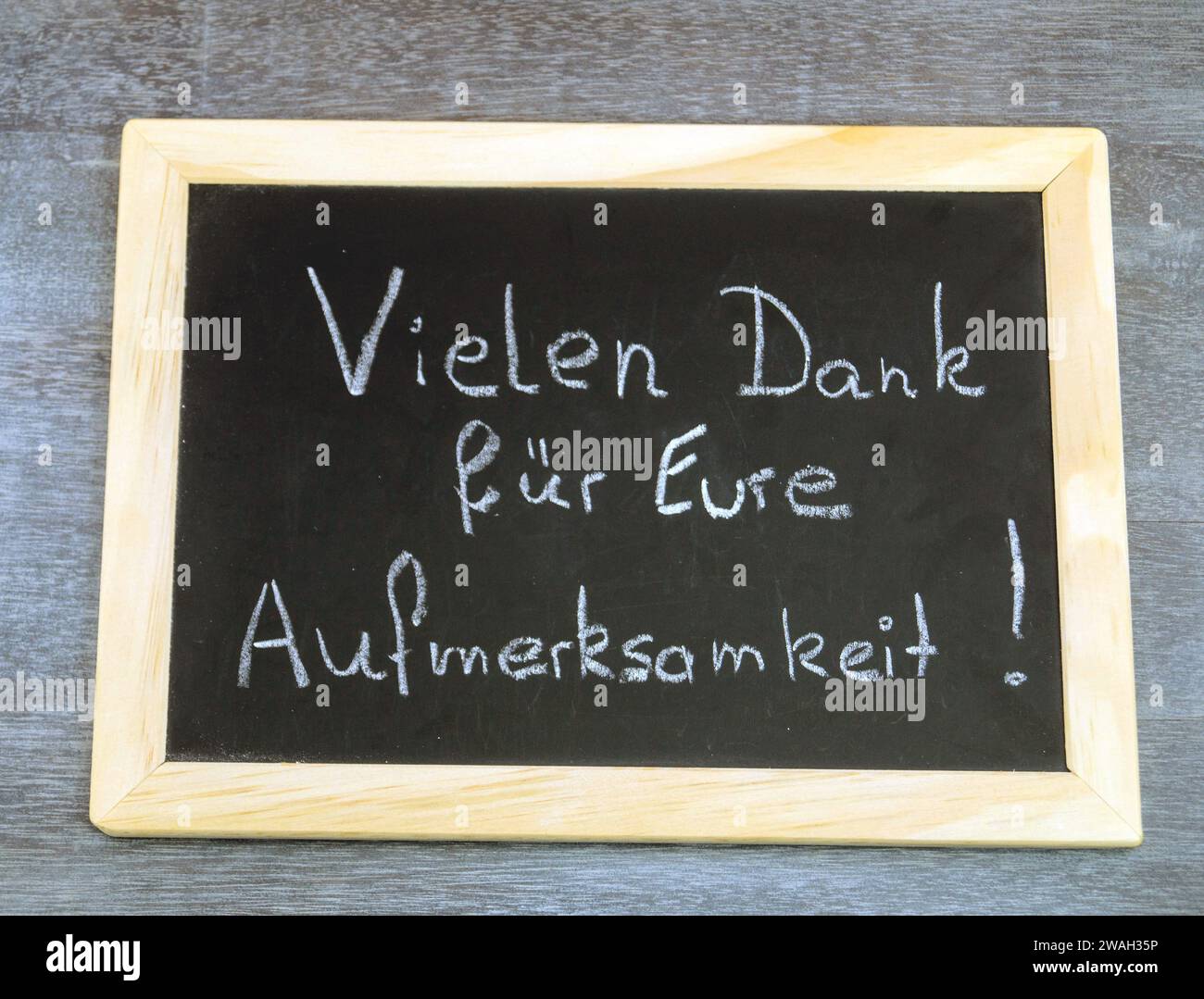 Schwarze Tafel mit der Aufschrift Vielen Dank für Ihre Aufmerksamkeit ... Schwarze Tafel mit der Aufschrift Vielen Dank für Ihre Aufmerksamkeit ...