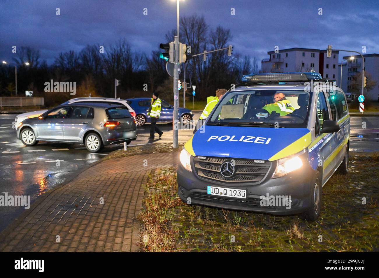 Leipzig - Unfall mit drei Fahrzeugen im Berufsverkehr: Stau nach Polizeisperrungen 04.01.2024 ...
