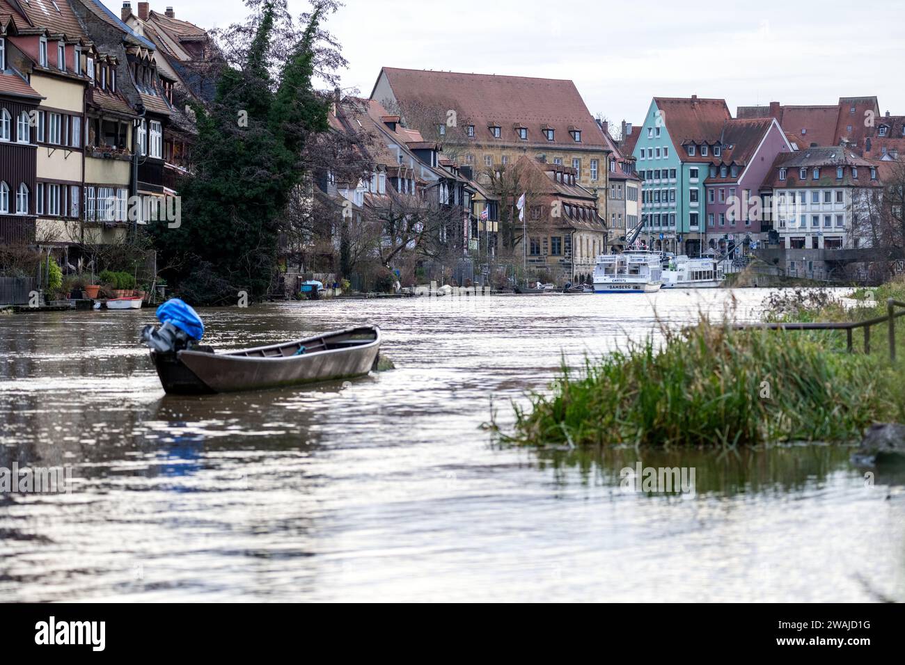 Bamberg, Deutschland. Januar 2024. Ein Boot schwimmt im Hochwasser des Mains in Bamberg. Der ...