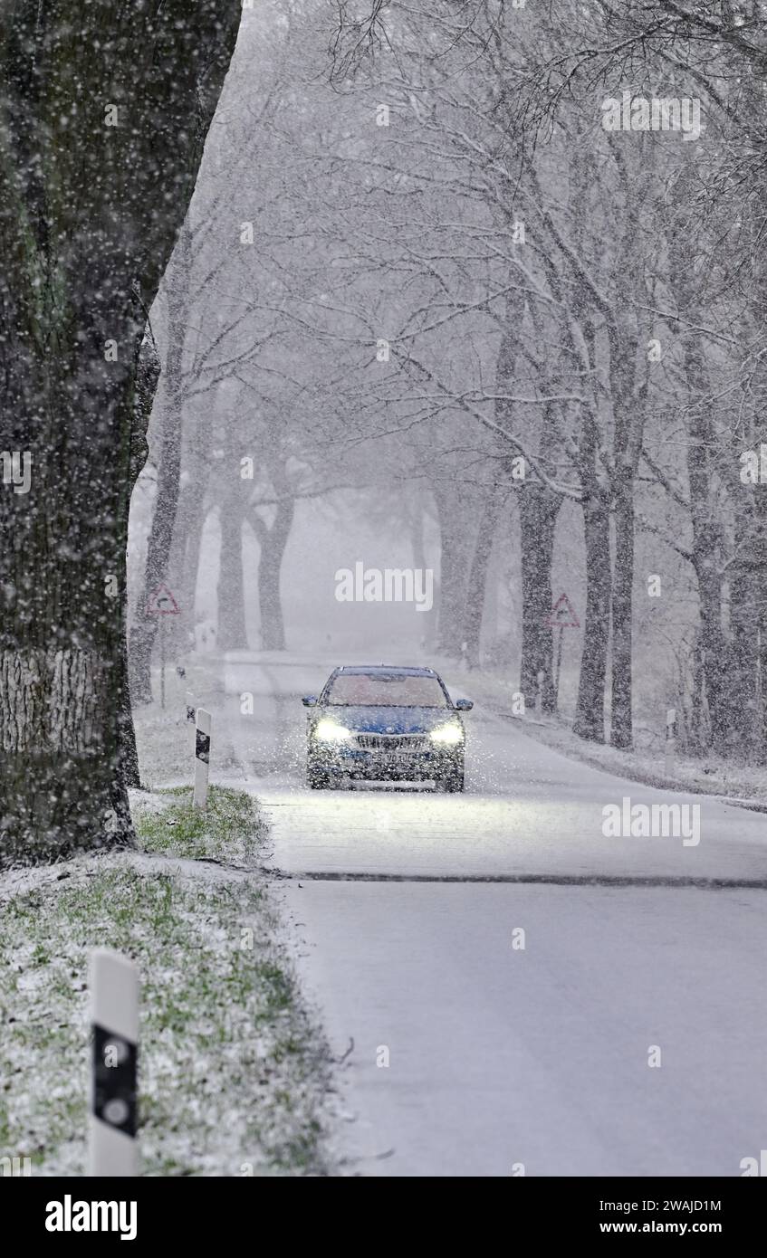Treplin, Deutschland. Januar 2024. Ein Auto fährt in dichtem Schnee auf ...