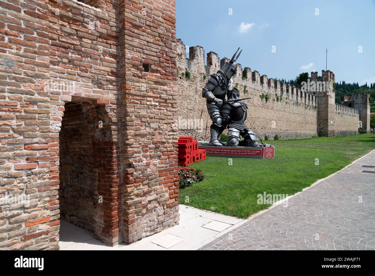 Gotische Porta Verona (Tor von Verona) in der Mura scaligere di Soave ...