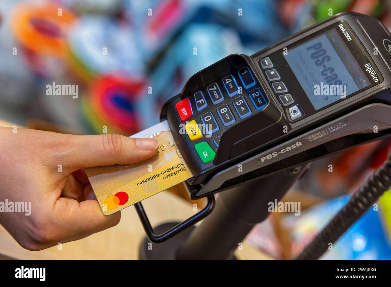 03.01.2024, Frau bezahlt mit der EC-Karte im Geschäft. 03.01.2024, Kartenzahlung 03.01.2024 ...