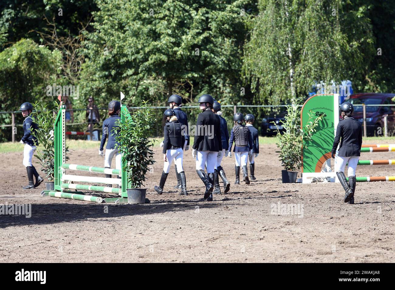 11.06.2023, Brieselang, Brandenburg, DE - Springreiter gehen den ...