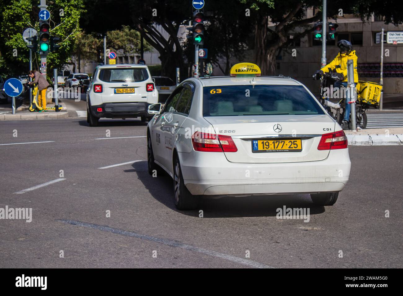 Tel Aviv, Israel – 4. Januar 2024 israelisches Taxi fährt durch die ...