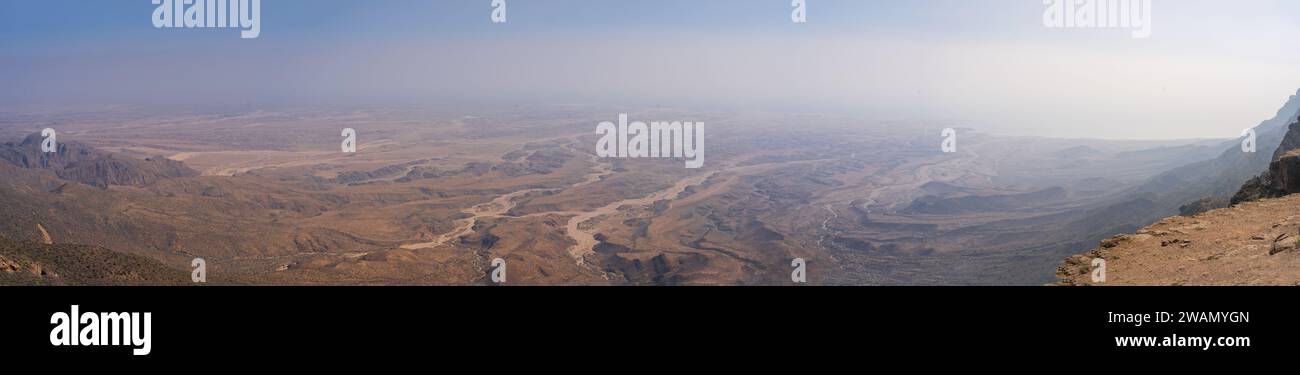 Blick auf Jabal Samhan mit majestätischen Bergketten, die einen ...