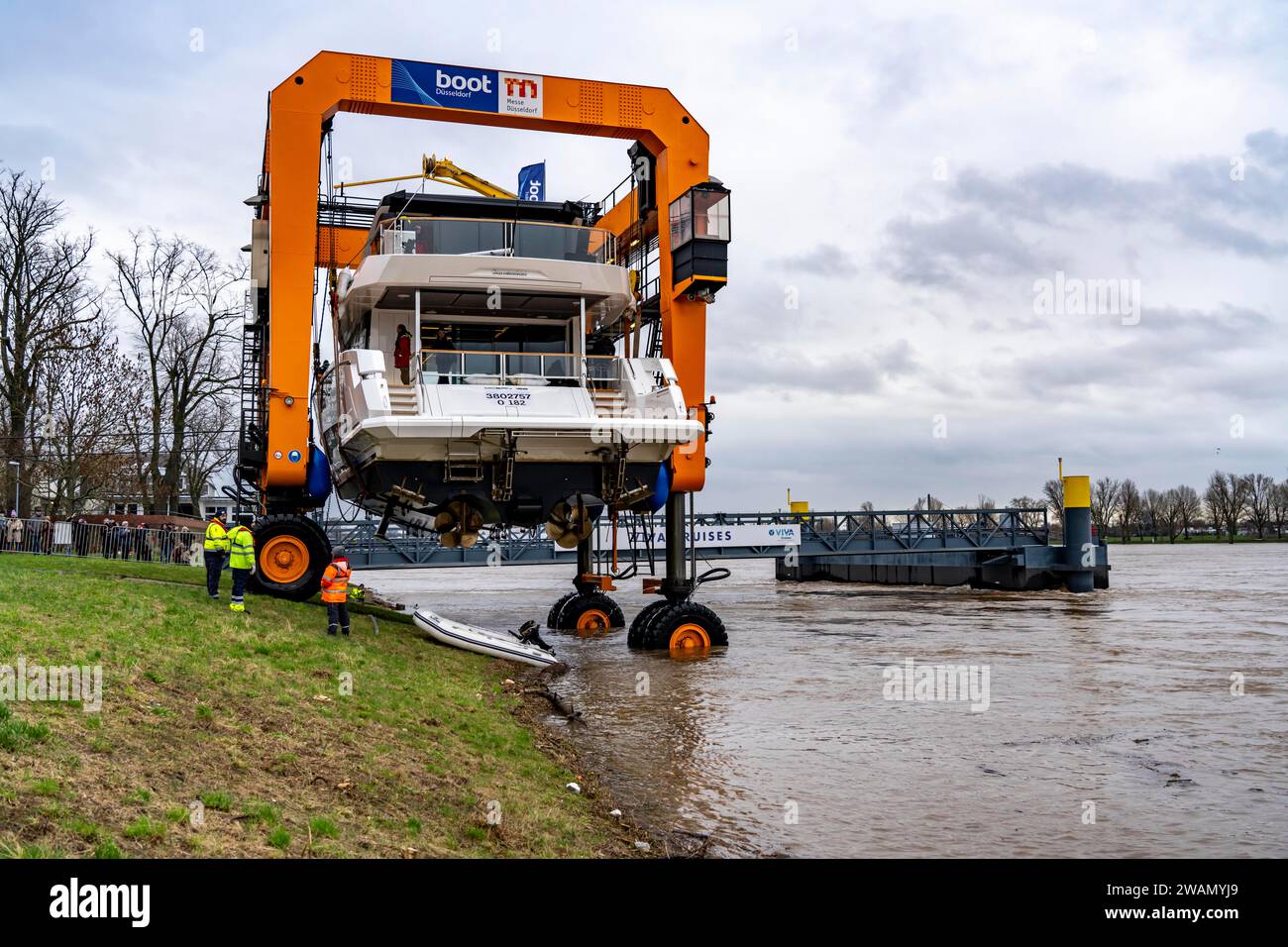 Die 6,3 Millionen Euro schwere Motoryacht Sunseeker 88Y mit einem ...