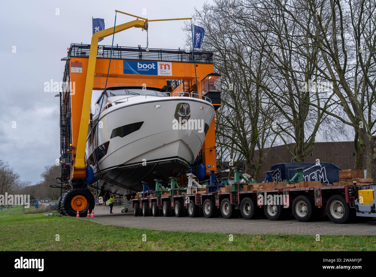 Die 6,3 Millionen Euro schwere Motoryacht Sunseeker 88Y mit einem ...