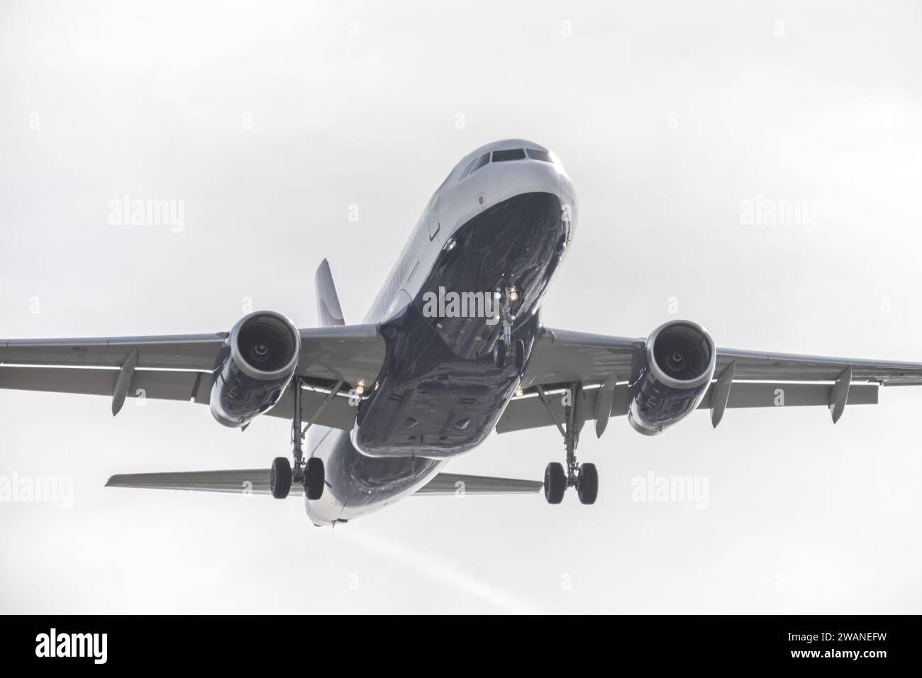 Ein Passagierflugzeug mit ausgefahrenem Fahrwerk und abgesenkten ... Ein Passagierflugzeug mit ausgefahrenem Fahrwerk und abgesenkten ...