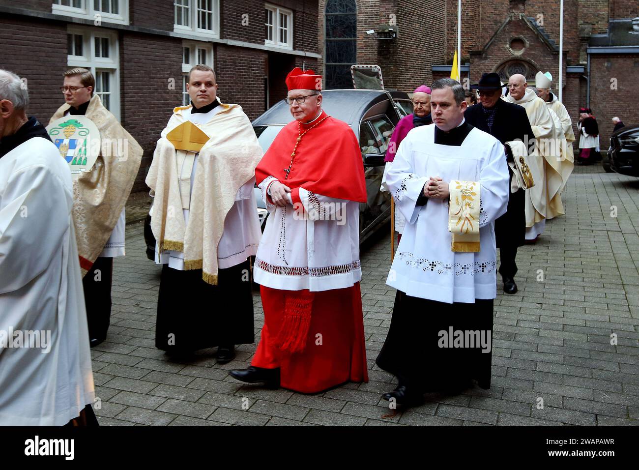 ROERMOND - Kardinal Wim Eijk bei der Prozession in Richtung St ...