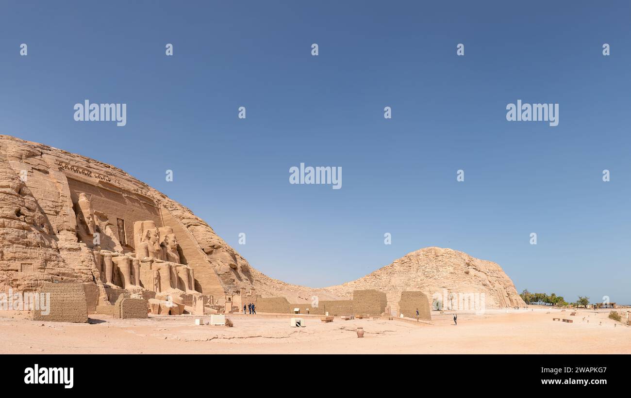 Abu Simbel, Ägypten; 6. Januar 2024 – die beiden gewaltigen, in Felsen ...