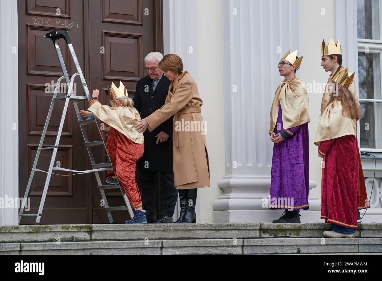 Zum Dreikoenigstag am 06.01.2024 empfaengt Bundespraesident Frank-Walter Steinmeier 2-l mit ...