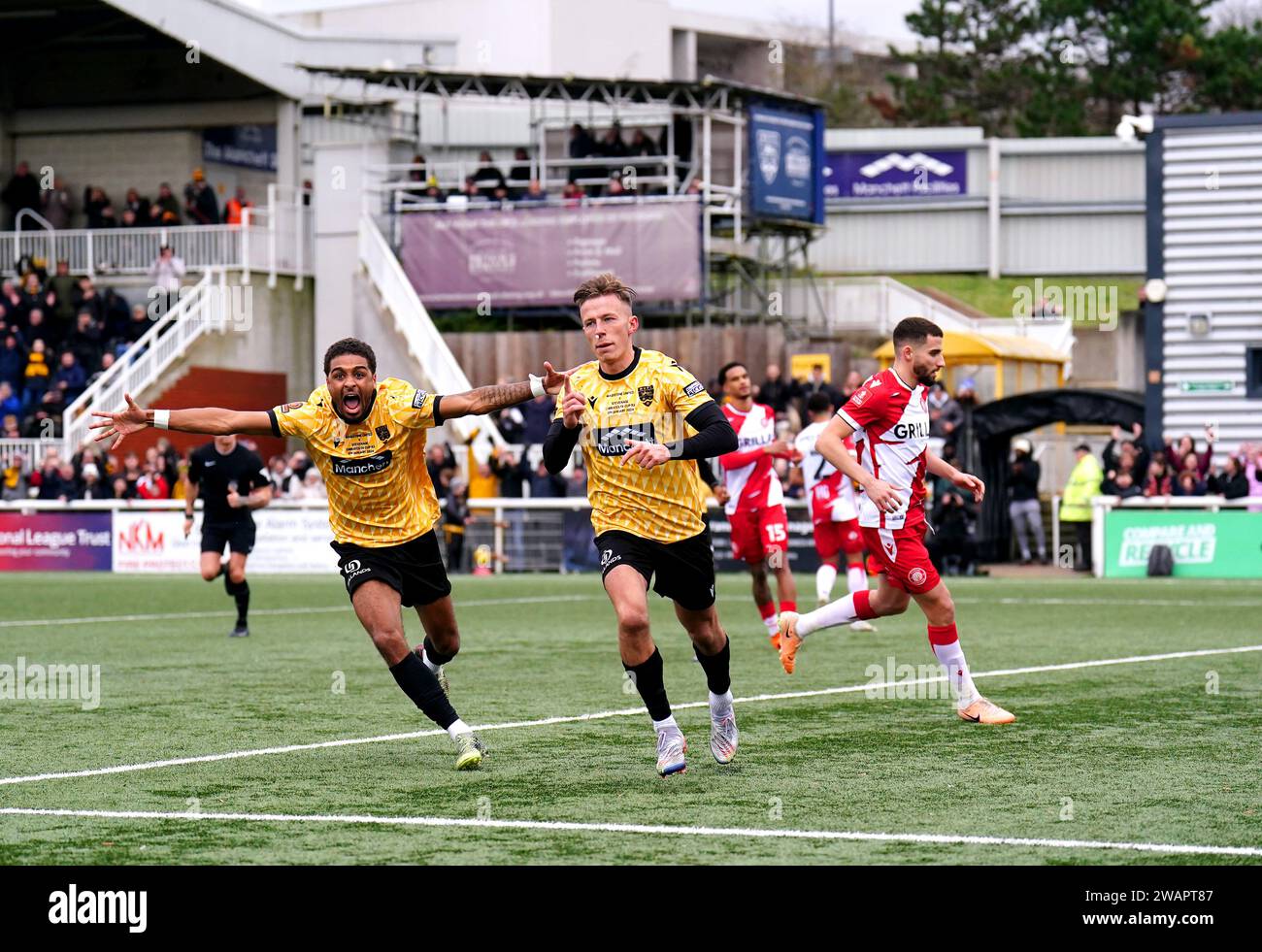 Sam Corne (Mitte) von Maidstone United feiert, nachdem er im dritten ...