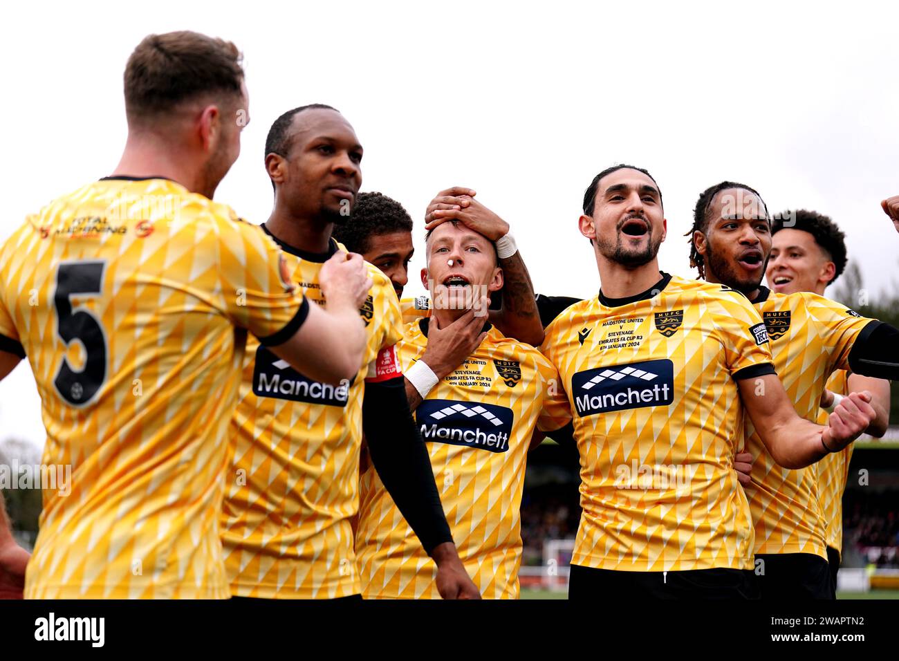 Sam Corne (Mitte) von Maidstone United feiert mit seinen Teamkollegen ...